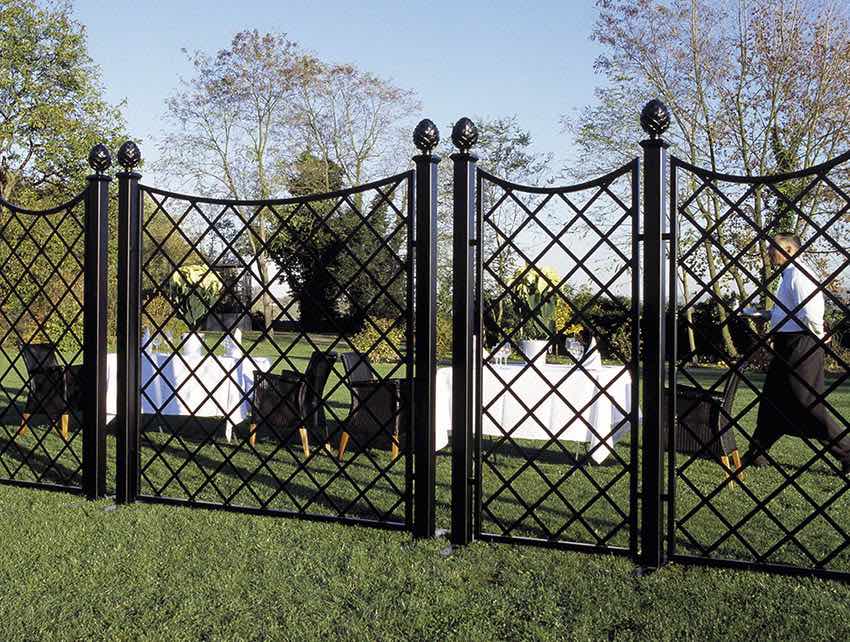 Elegant Paravent Metal Railing Panels to divide larger gardens or parks.