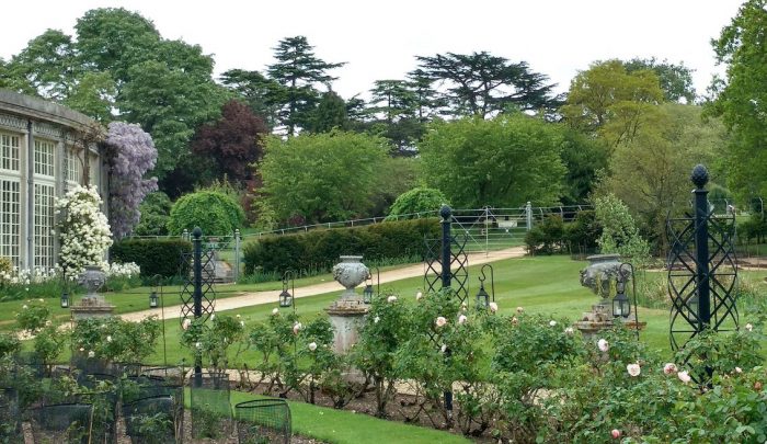 Manufacturer of luxurious metal landscape structures & trelliswork