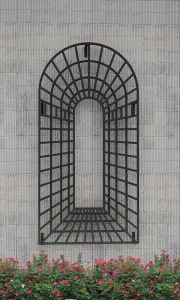 Stunning trompe-l’œil garden trellis panels that create perspective